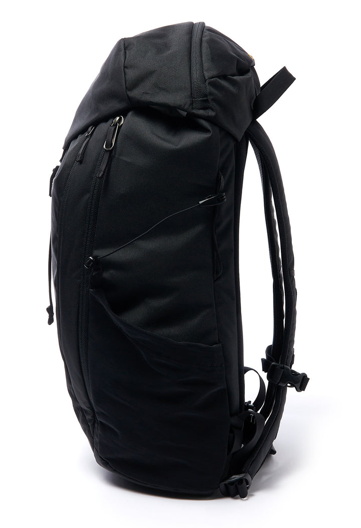 Arc'teryx Mantis 20 Backpack - Black – Outsiders Store UK